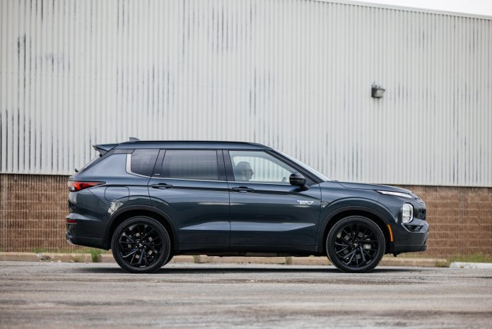 Mitsubishi Outlander PHEV vs Toyota RAV4 PHEV 2025 : Sur le point d ...