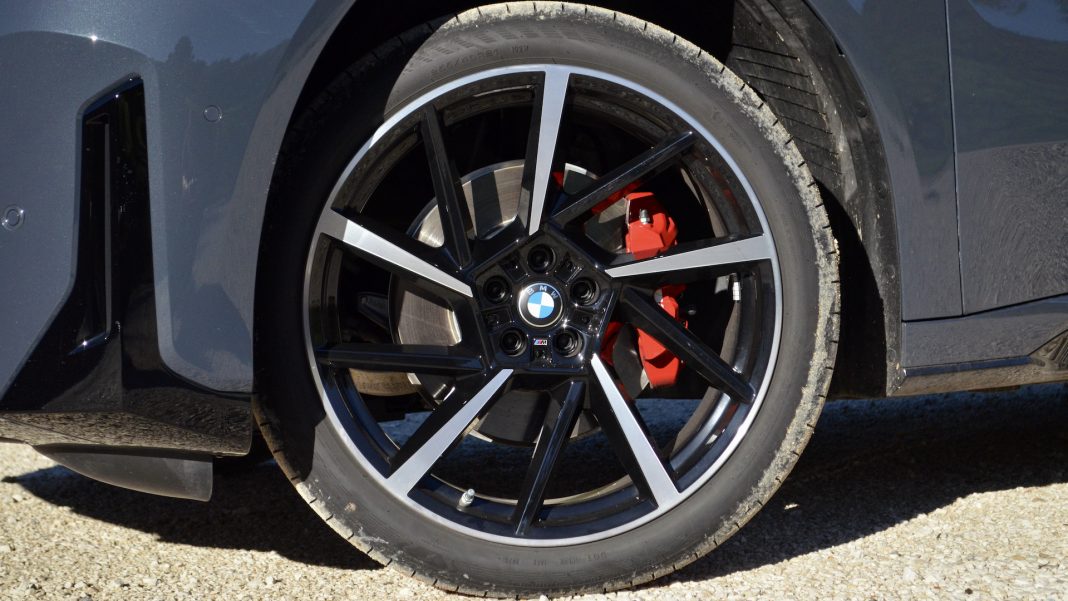 Premier essai du BMW iX3 50 xDrive 2027 : relever la barre à tout point ...