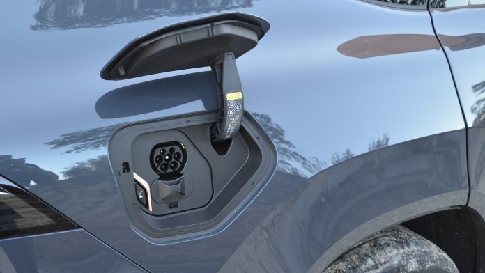 Premier essai du BMW iX3 50 xDrive 2027 : relever la barre à tout point ...