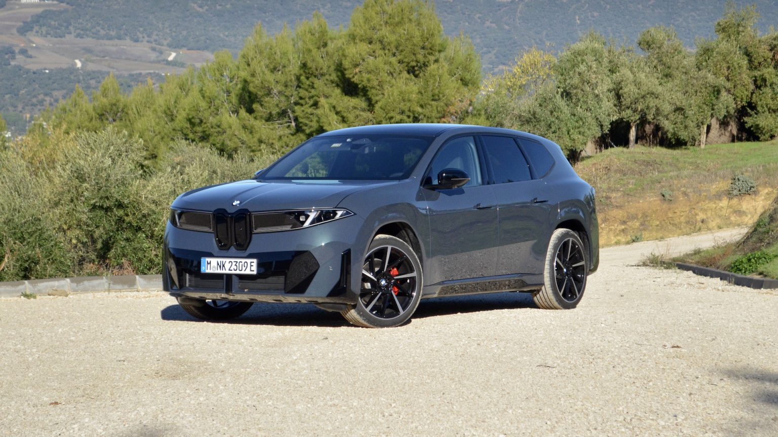 Premier essai du BMW iX3 50 xDrive 2027 : relever la barre à tout point ...