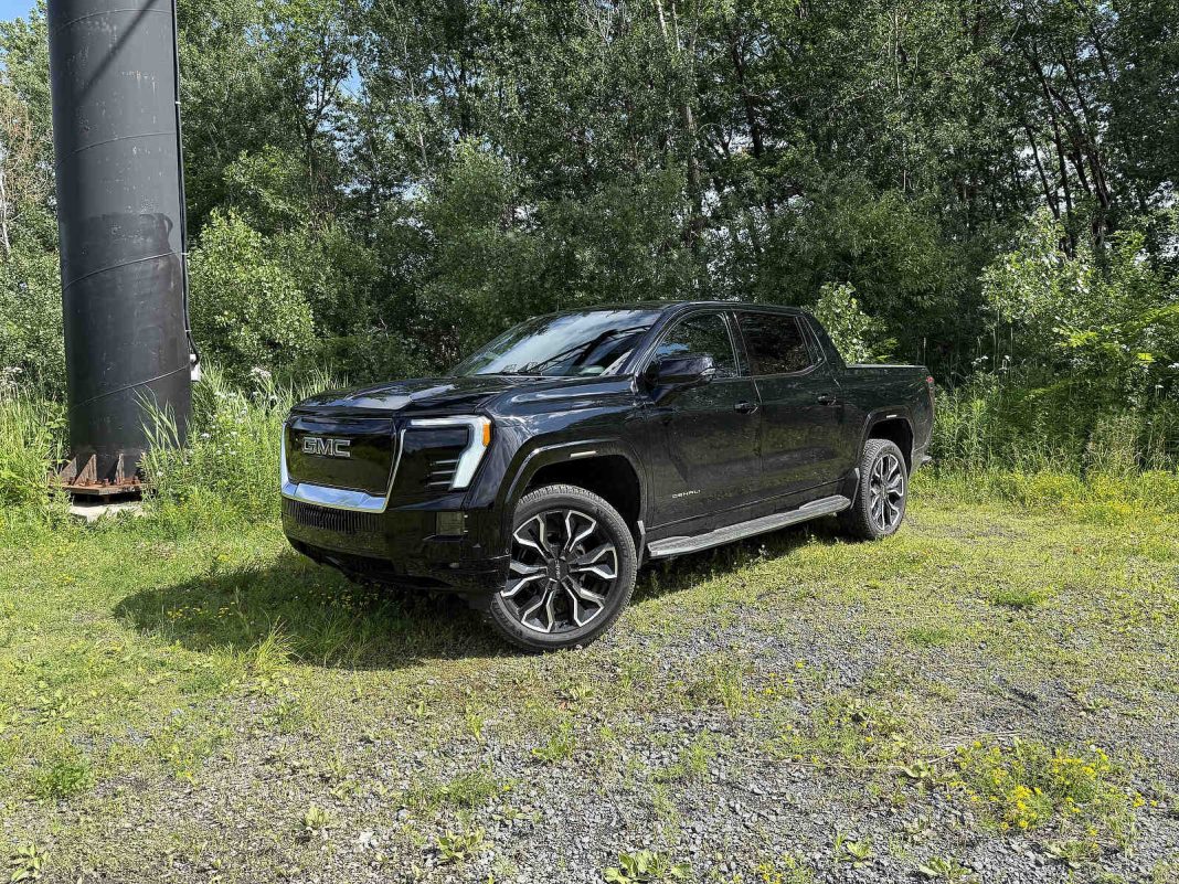 Essai du GMC Sierra EV Denali 2025 : Autonomie maximale, puissance ...